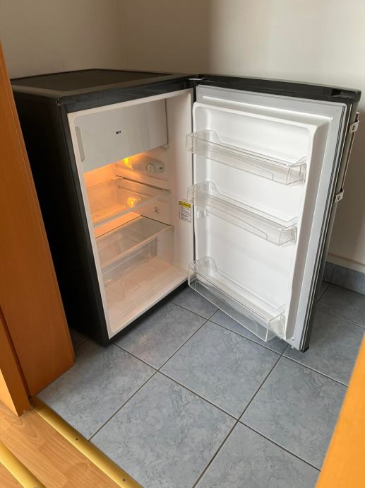 Mini hladilnik z zamrzovalnikom Candy CFO 196 EX