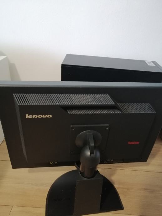 Gaming računalnik s monitorjem