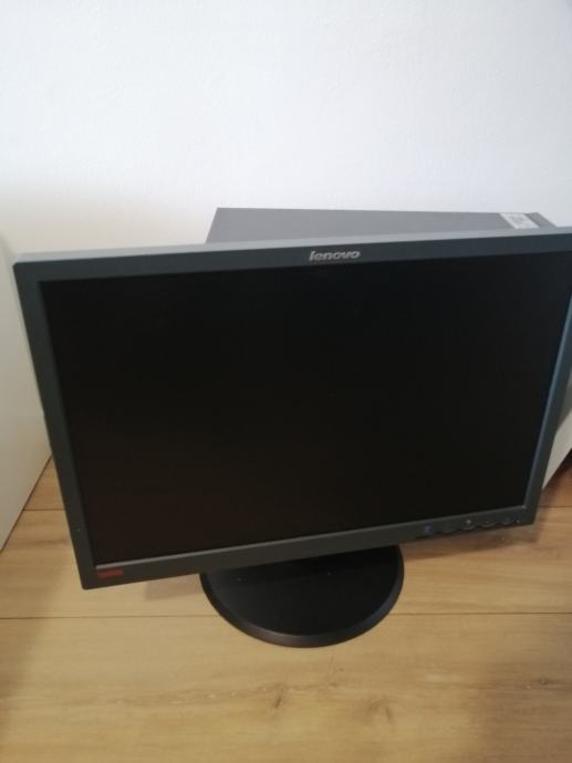 Gaming računalnik s monitorjem