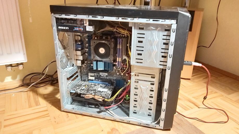 PC šola, delo na daljavo,računalnik in monitor