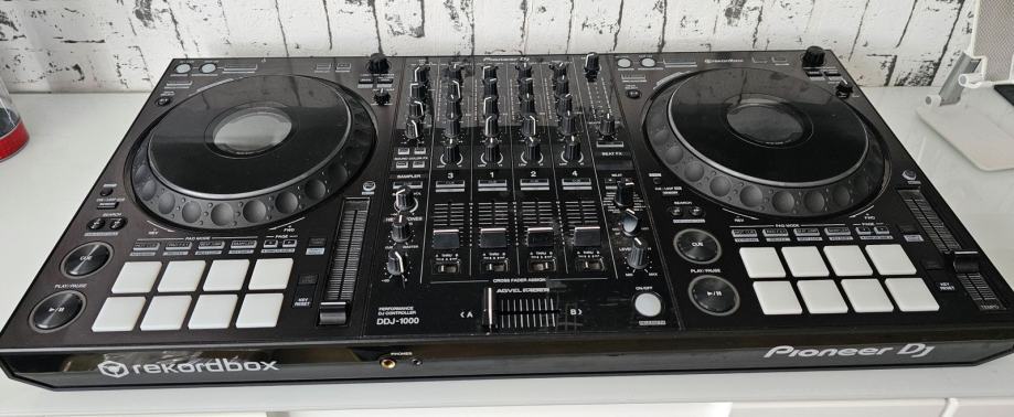 Pioneer DDJ 1000 - DJ kontroler za Rekordbox