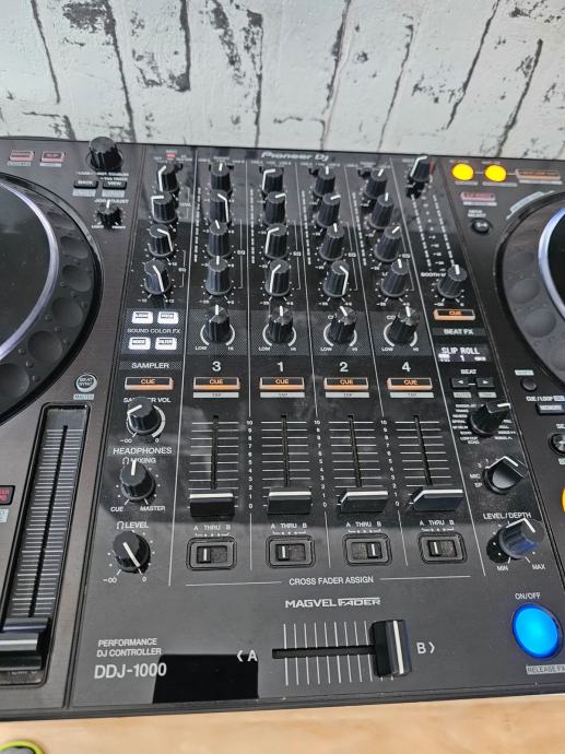 Pioneer DDJ 1000 - DJ kontroler za Rekordbox
