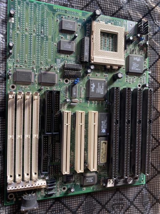 Socket 7 matična plošča