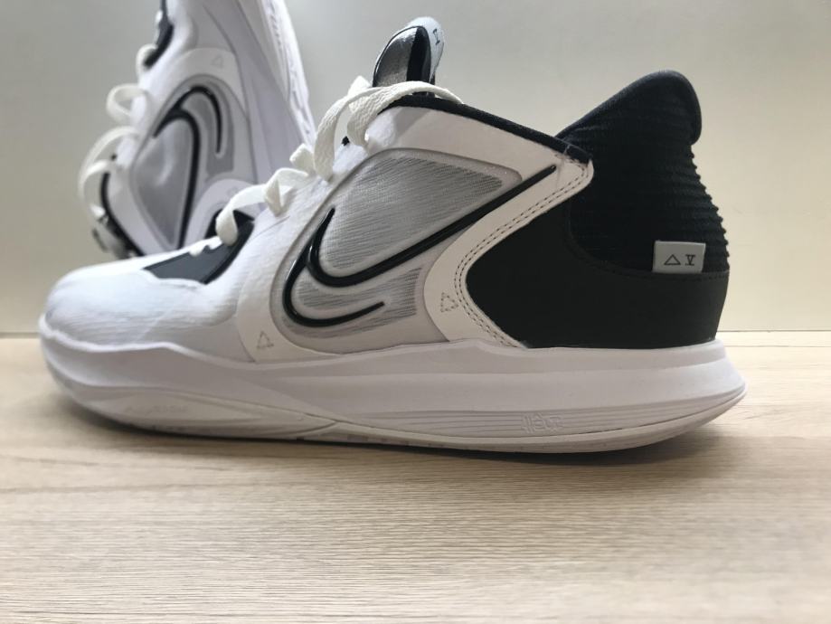 Nike Kyrie Low 5 - Košarkarski copati - št. 46 - Novi