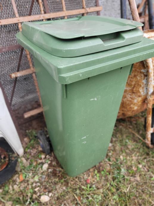 plastična kanta za smeti