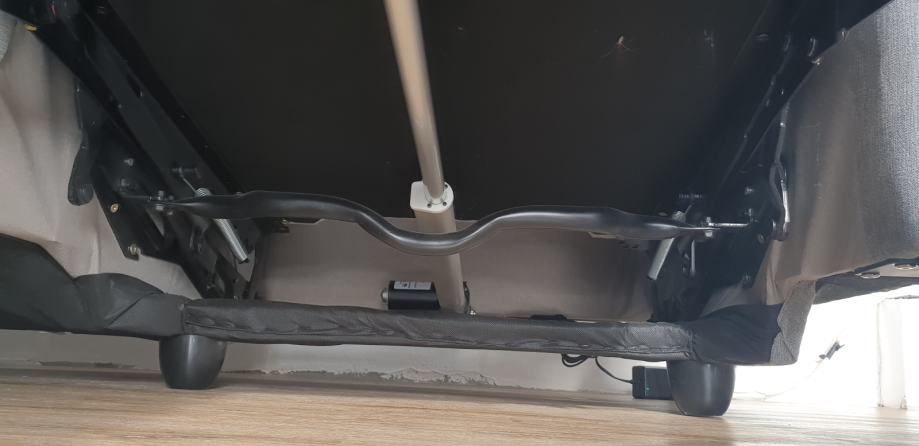 Kotna sedežna garnitura z elektr. izvleč. naslonom za noge -nerabljena