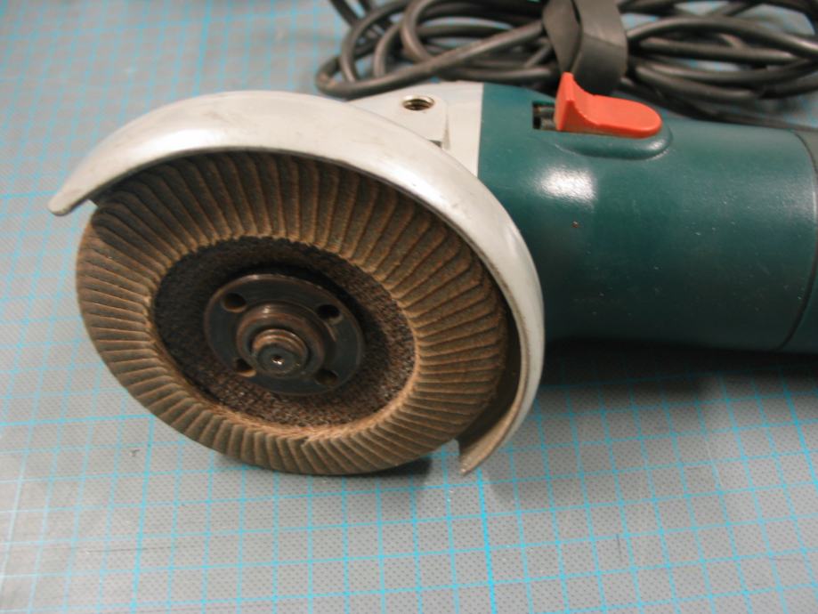 Kotni brusilnik Black & Decker KG72, samo 3x rabljen, kot nov, prodam