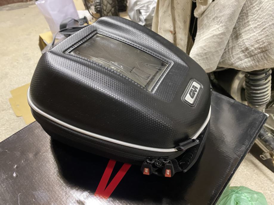 GIVI 8L Tanklock Tank Bag