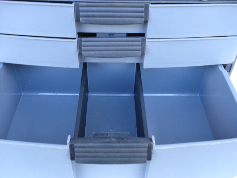 PREDALNIK ZA ORODJE,VIJAKE,ITD,