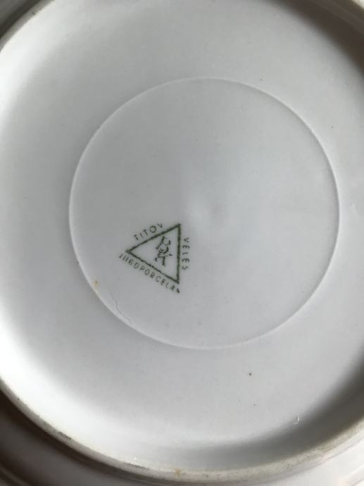 Komplet jusnih in jedilnih krožnikov Titov Veles