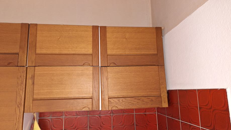 STAREJŠA KUHINJA (cca. 320 cm) + KORITO + PIPA + PULT