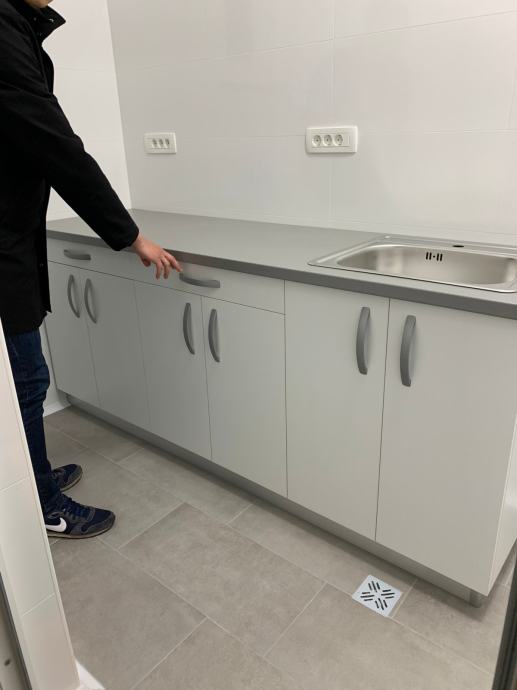 Kuhinjski pult s koritom in pipo