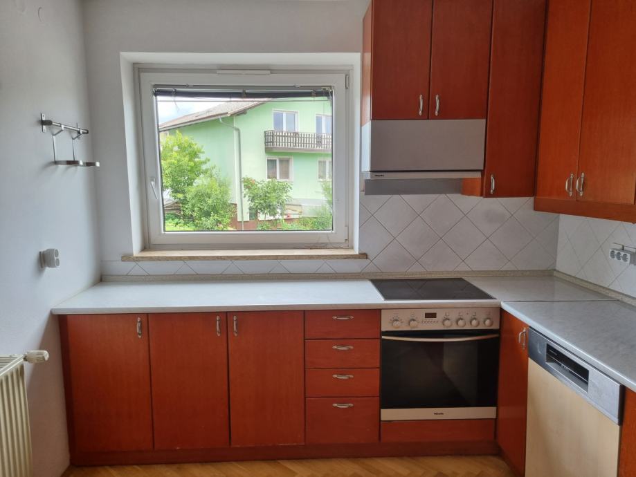 Kuhinja v barvi češnje