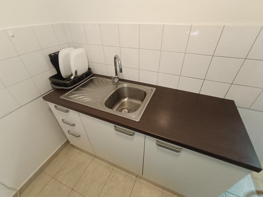 Mini kuhinja z aparati