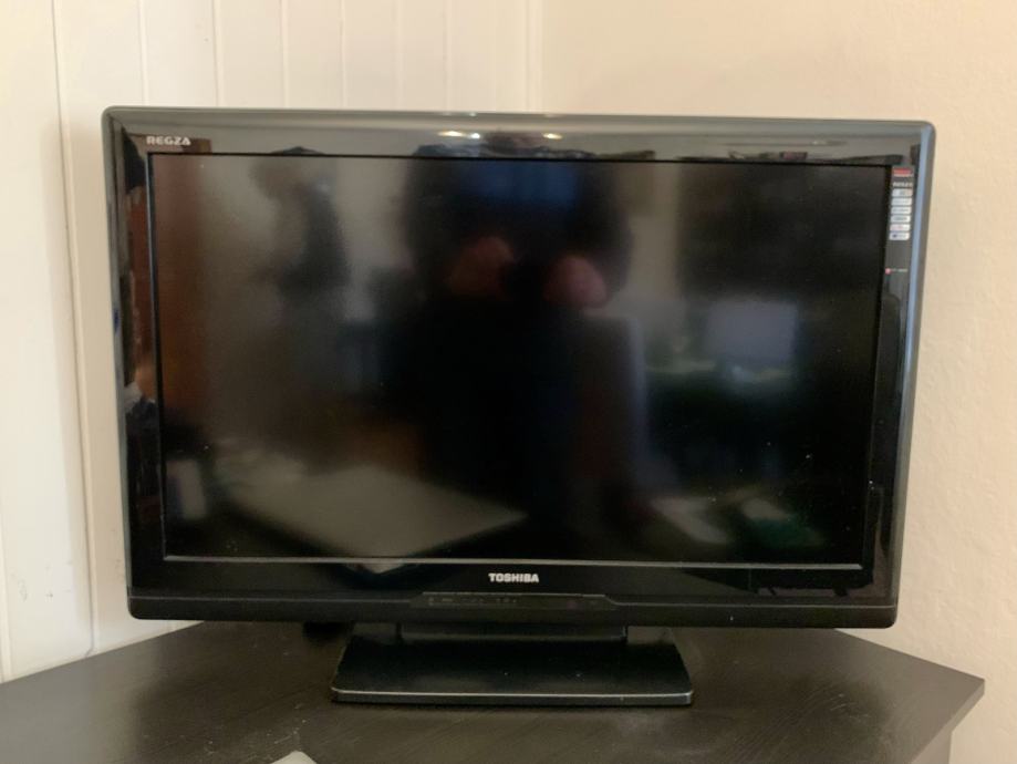 LCD TV Toshiba diagonale 82cm + DVBT sprejemnik