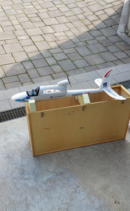 Beta 1400 RC letalo