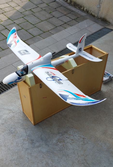 Beta 1400 RC letalo