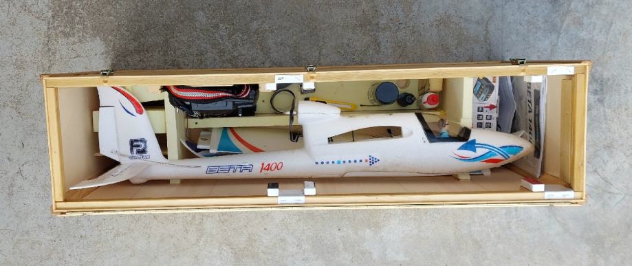 Beta 1400 RC letalo