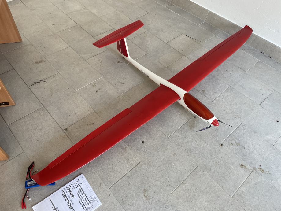 Daljinsko vodeno letalo rdeče barve, model RC + 3 baterije