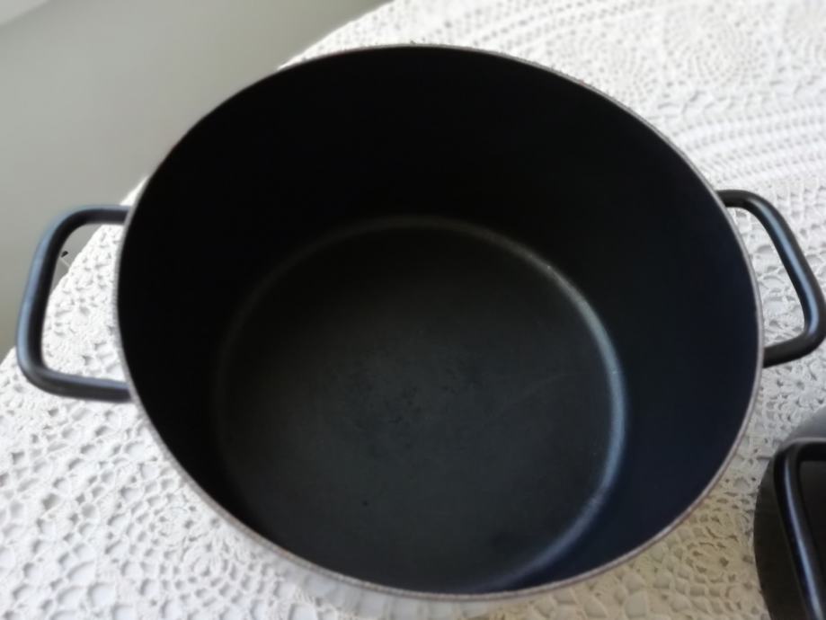Litoželezni lonec, drži dobre 3 L in dobre 2 L s pokrovko