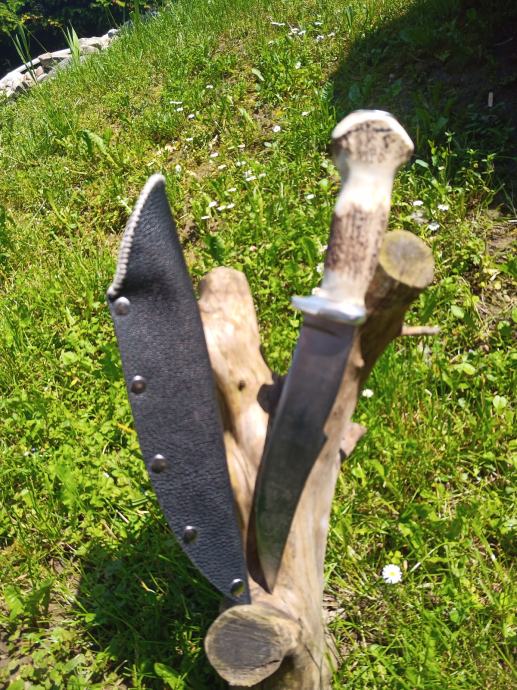 Lovski nož, ročno kovan, jelenov rog ročaj.