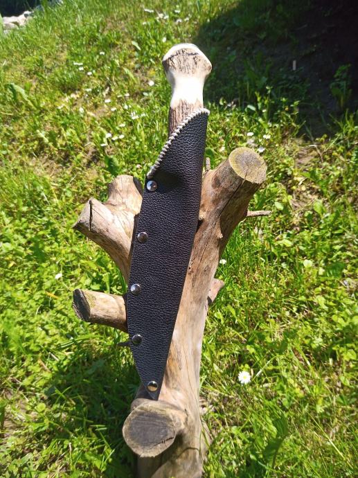 Lovski nož, ročno kovan, jelenov rog ročaj.