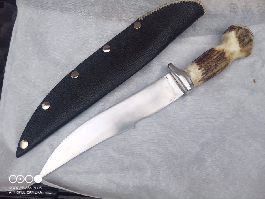 Lovski nož, ročno kovan, jelenov rog ročaj.