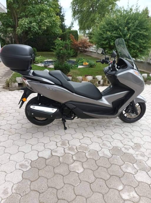 Honda Maxi skuter 300 cm3, 2016 l.