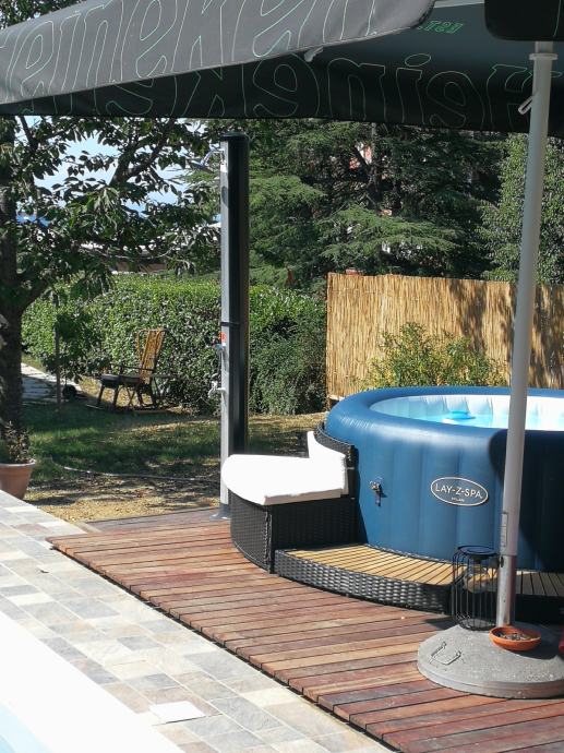 Jacuzzi Lay-z-Spa Milan. Za 6 oseb z ratan opremo