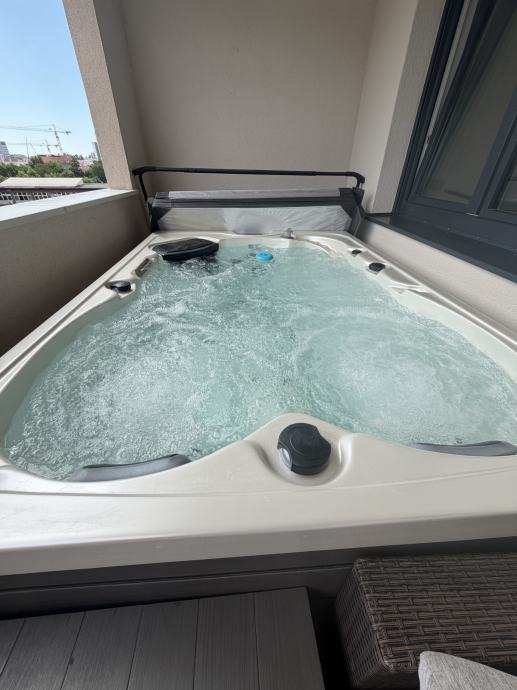 Vrhunski Jacuzzi s Touch ekranom, zvočniki... - nabavna cena 7495 EUR