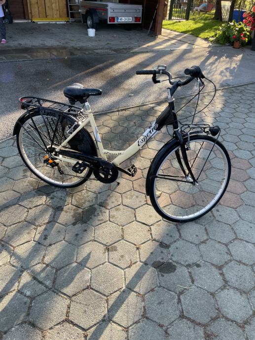 Žensko mestno kolo s predpripravo za košaro