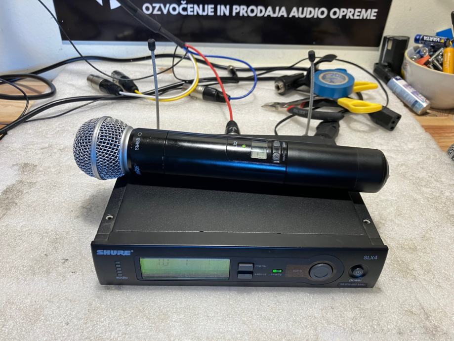Shure SLX brezžični mikrofon, odlično delujoč z SM58 glavo.