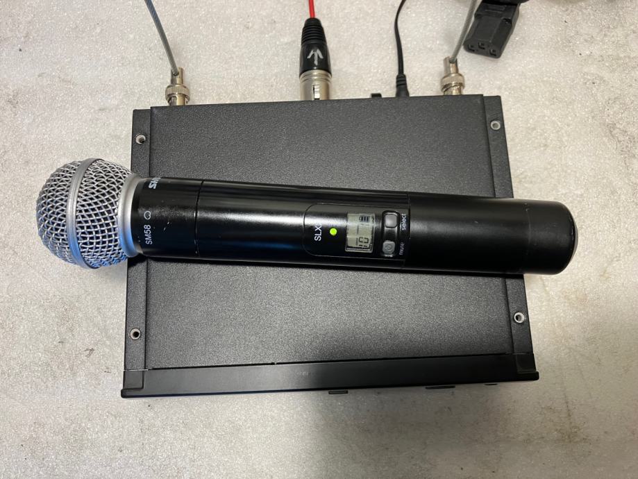 Shure SLX brezžični mikrofon, odlično delujoč z SM58 glavo.