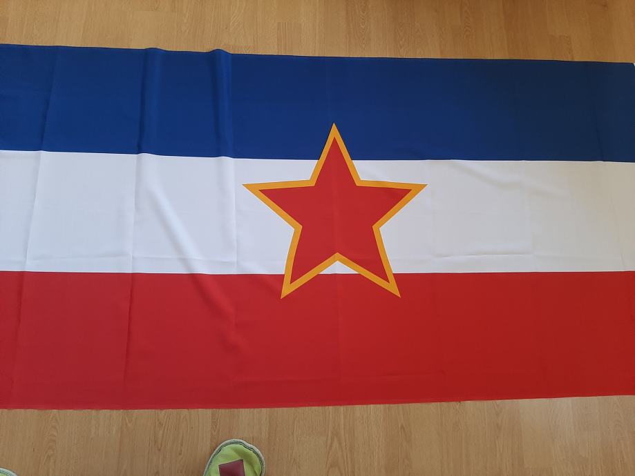 LOT JNA čelada in zastava Jugoslavije 170x90cm svila SVILANIT MARIBOR