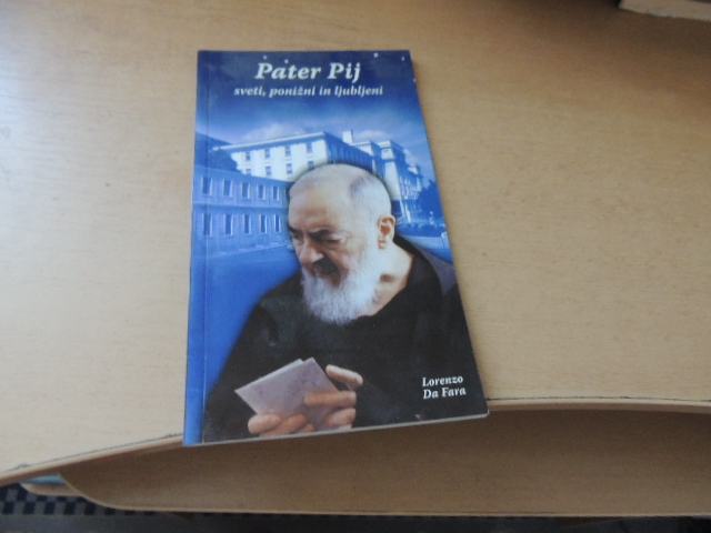 PATER PIJ: SVETI, PONIŽNI IN LJUBLJENI L. DA FARA ZALOŽBA OGNJIŠČE