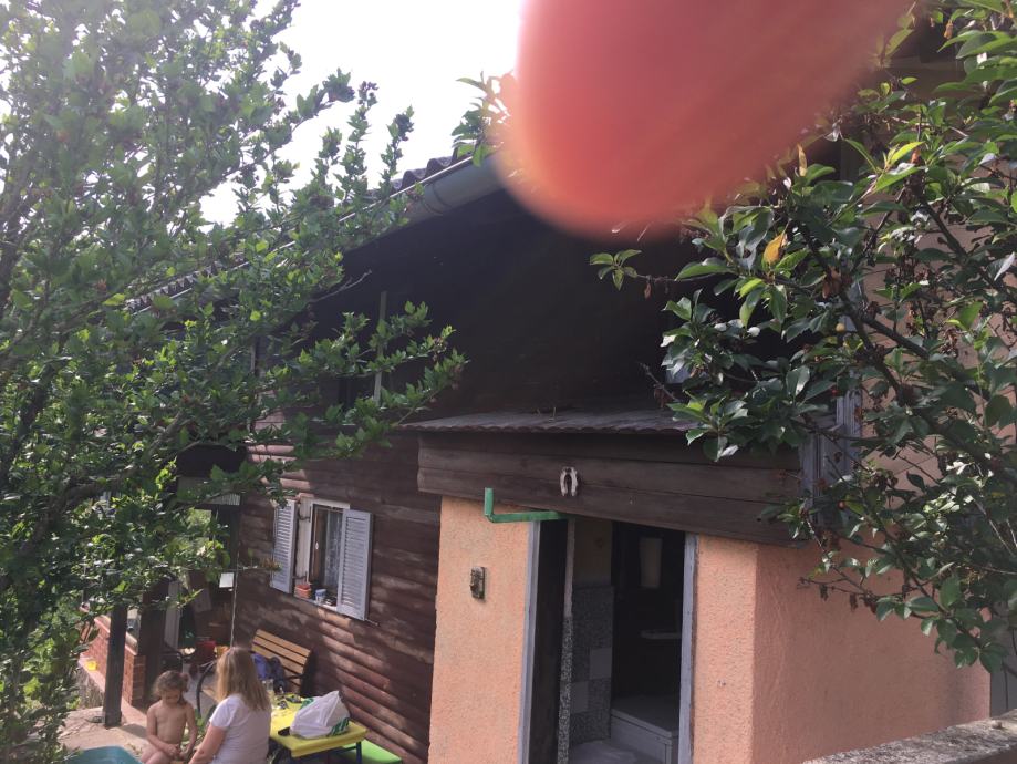 Lesena hiša - les, streha, tramovi.... podarimo.