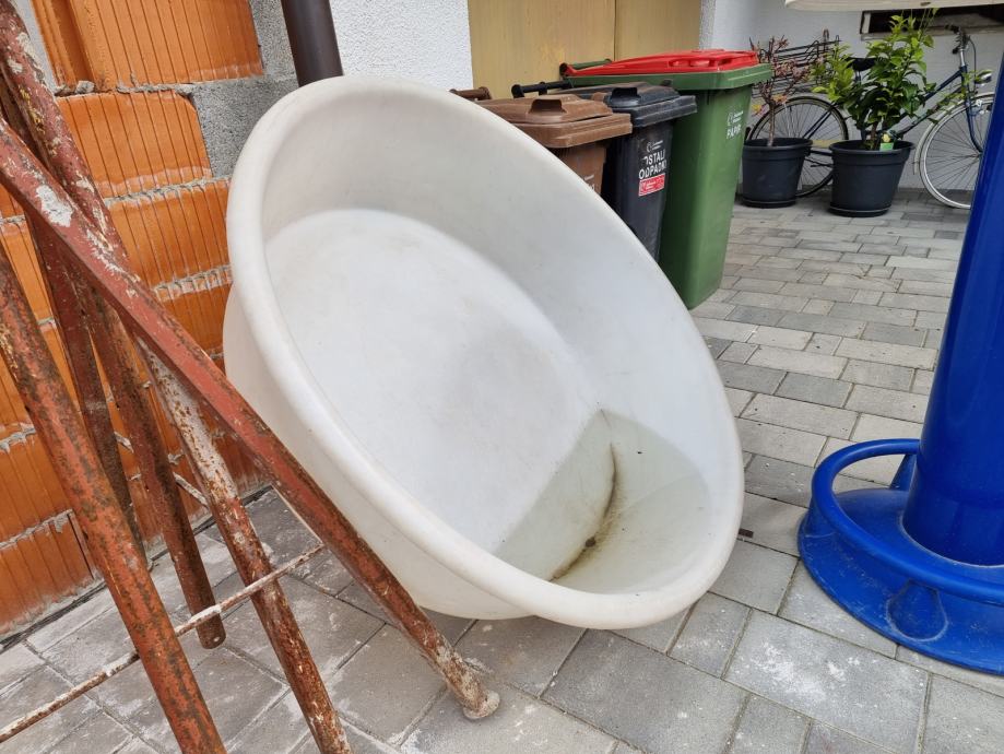 Mali plastični bazen za otroke.