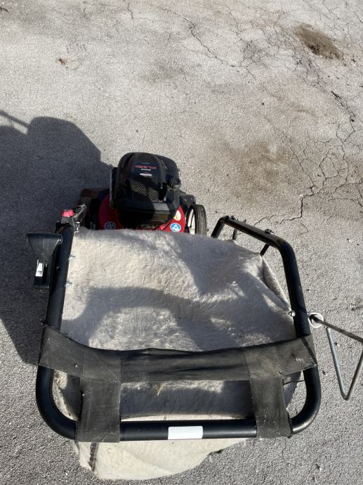 Sesalec za pobiranje listja