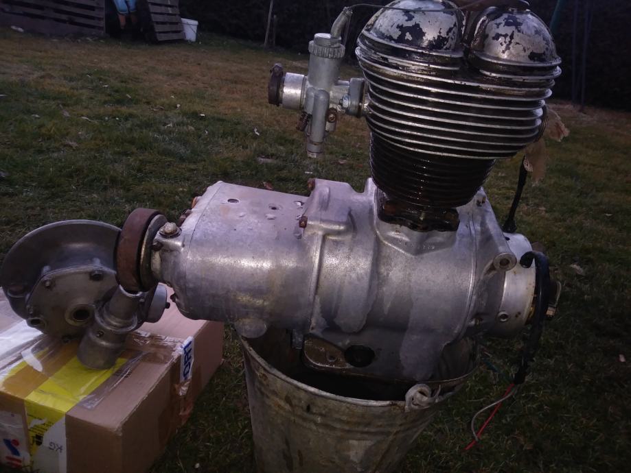 BMW R 25/3 deli: motor-kompleten, menjalnik, diferencial, okvir, tank,