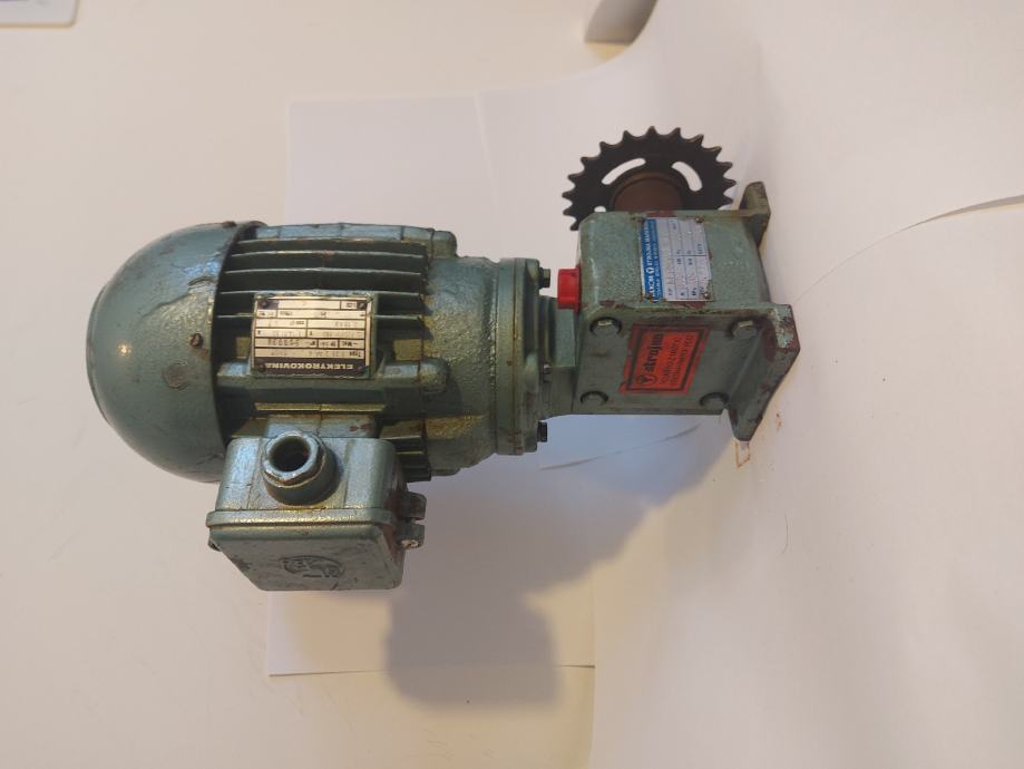 elektro motor z reduktorjem