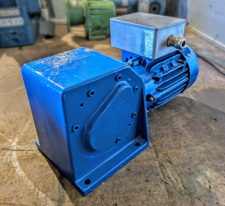 Elektromotor z reduktorjem 0,30 kW, 1330/9 obr/min, 140 Nm, IP 65