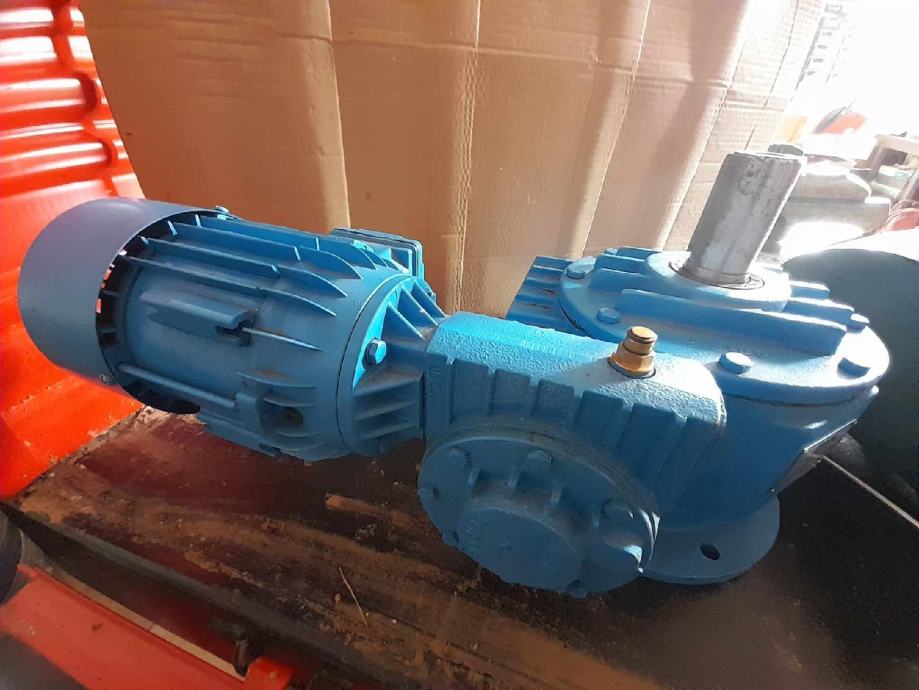 Motor z reduktorjem