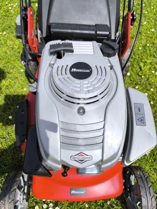 Samohodna vrtna kosilnica z električnim/bakterijskim vžigom