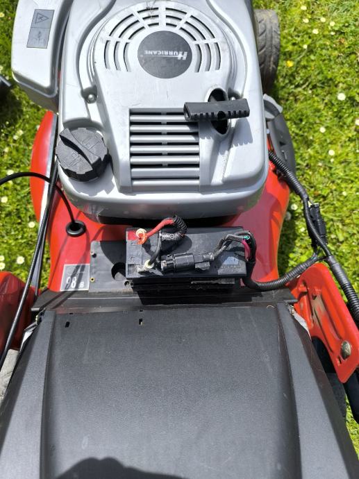 Samohodna vrtna kosilnica z električnim/bakterijskim vžigom