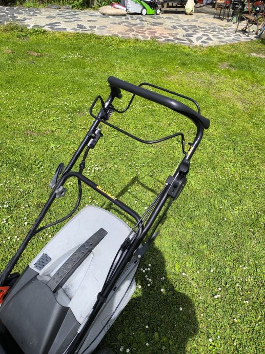Samohodna vrtna kosilnica z električnim/bakterijskim vžigom