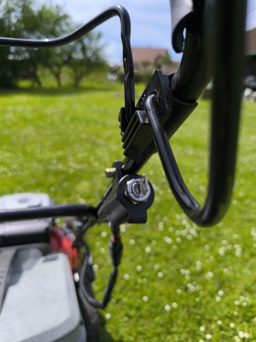 Samohodna vrtna kosilnica z električnim/bakterijskim vžigom