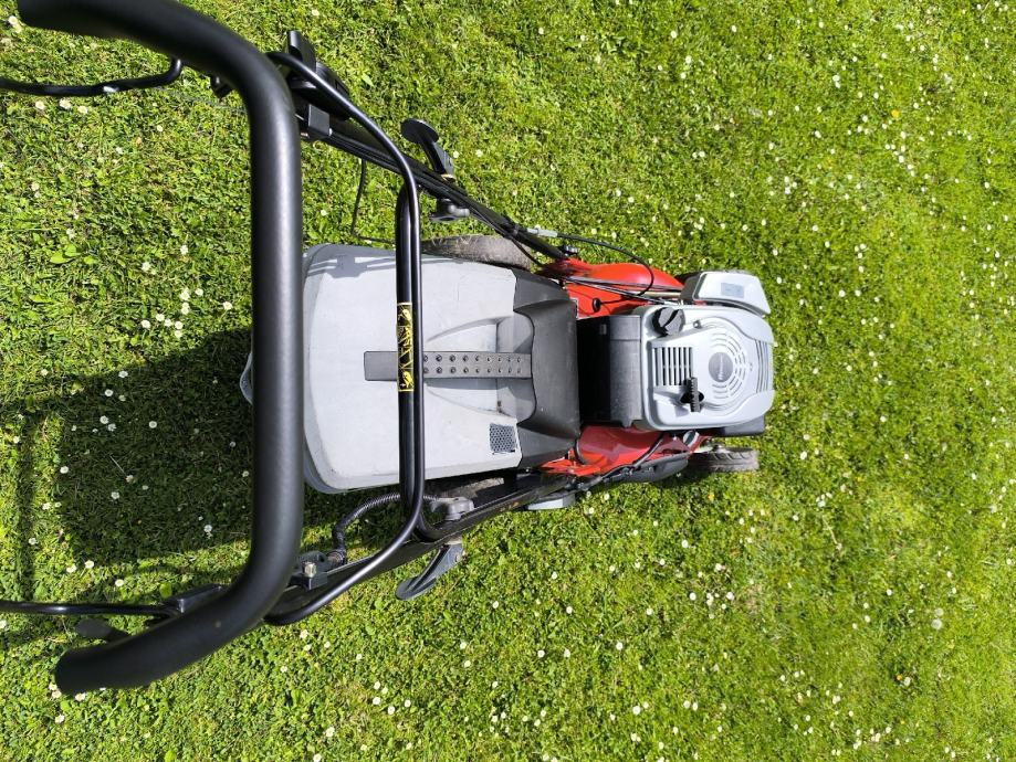 Samohodna vrtna kosilnica z električnim/bakterijskim vžigom