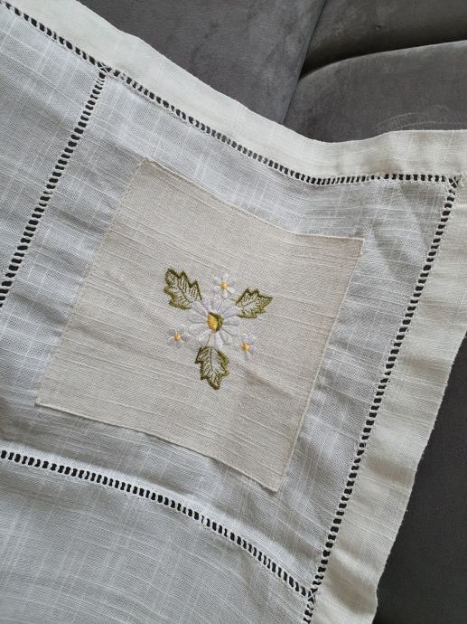 PRT VEZEN Z VEZENIMI PRIŠITIMI VZORCI 80 X 85 CM