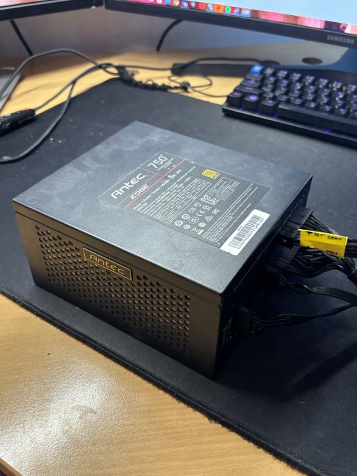 NAPAJALNIK antec edge 750w 80+gold
