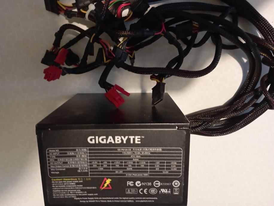 Napajalnik za računalnik GIGABYTE 720W